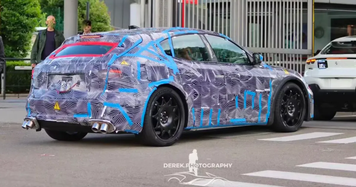 Poze: Ferrari testează primul său EV la Maranello, surprins pe străzi ...
