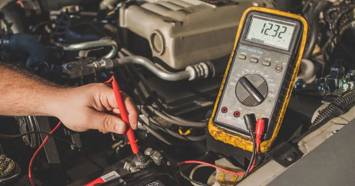 Wie man den Zustand der Lichtmaschine am Auto korrekt überprüft ...