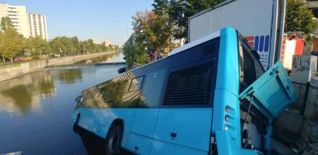 How to Escape a Submerging Car: A Survival Guide - DailyDriven