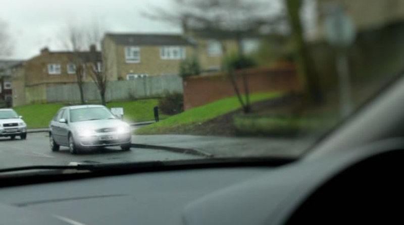 Soferii folosesc flash-urile pentru a ii avertiza pe ceilalti atunci ...