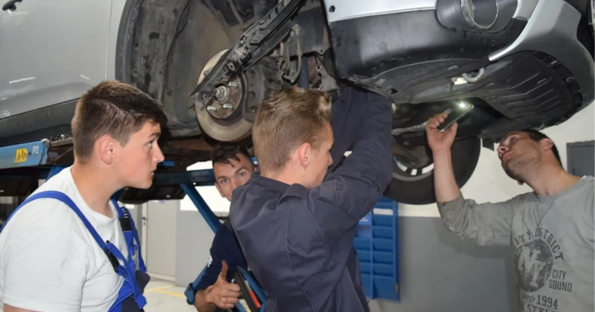 Cati bani castiga un mecanic auto pe luna? - DailyDriven