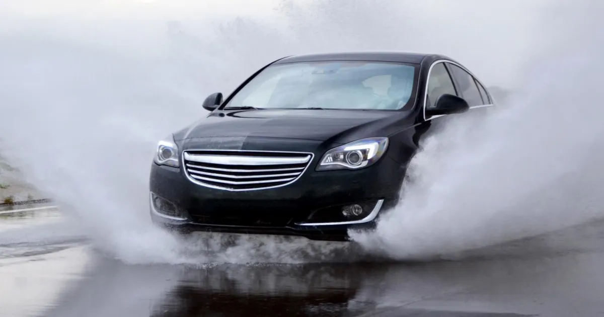 Hidroplaneo: qué es, cómo evitarlo y qué hacer si pierdes el control ...