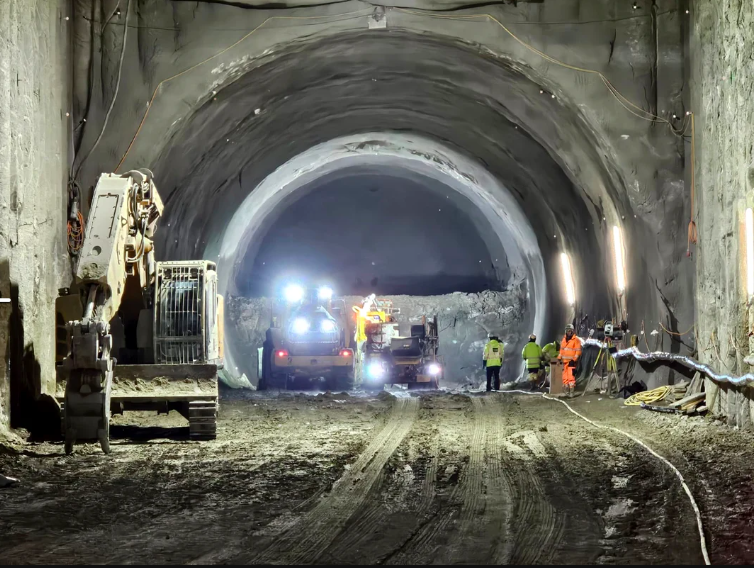 Imagini uimitoare cu primul tunel de pe o autostrada din Romania. Se lucreaza 24 din 24 ...