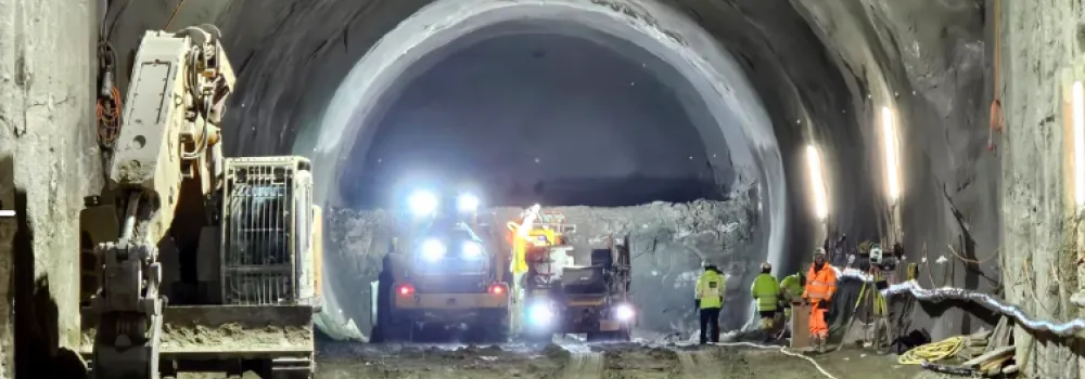 Imagini uimitoare cu primul tunel de pe o autostrada din Romania. Se lucreaza 24 din 24 ...