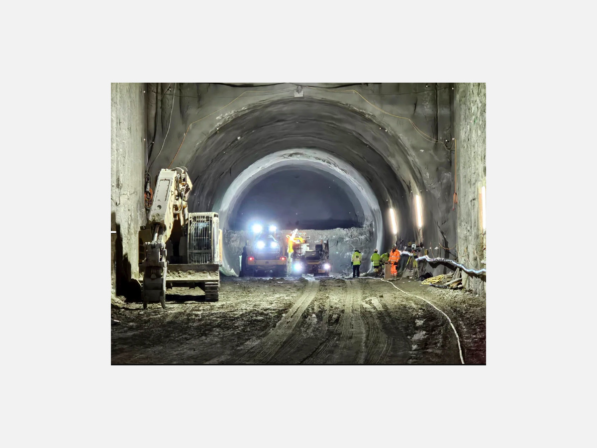 Imagini uimitoare cu primul tunel de pe o autostrada din Romania. Se lucreaza 24 din 24 ...